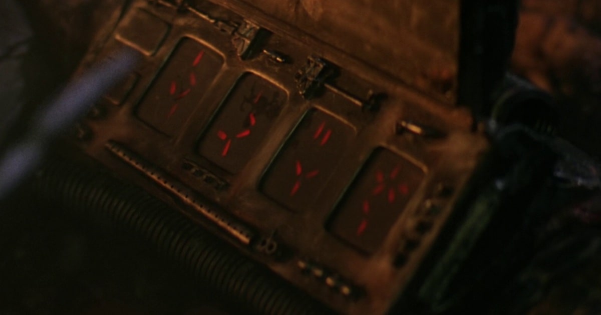 Predator Wrist Gauntlet: Yautja Wrist Computer Features | AvP Central